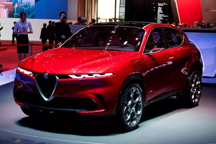Vista de ángulo frontal Alfa Romeo Tonale 2022