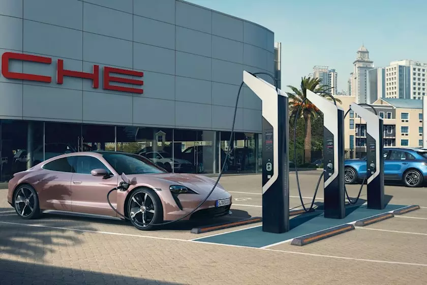 2020-2022 Porsche Taycan 4S चार्जिंग पॉइंट