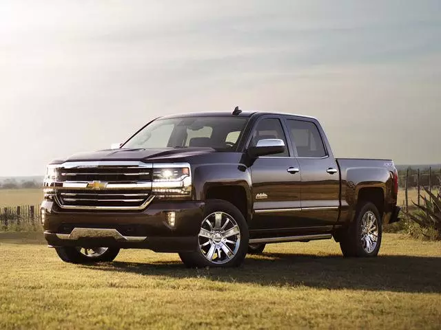 2016 Chevrolet Silverado Manlier Ford F-150'yi Almak İçin Yeterli mi? 50259_2