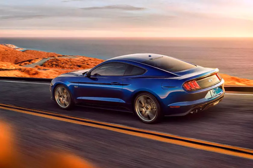 2018-2021 Ford Mustang Coupe Boční pohled na jízdu