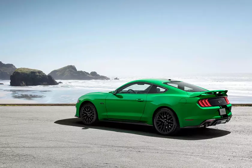 Vista angolare posteriore Ford Mustang Coupe 2018-2021