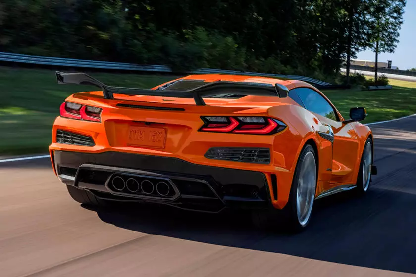 2023 Chevrolet Corvette Z06 Coupe Mengemudi Tampak Belakang