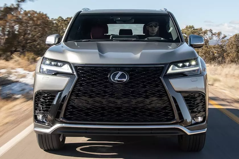 Lexus LX 2022, вид спереди, вождение