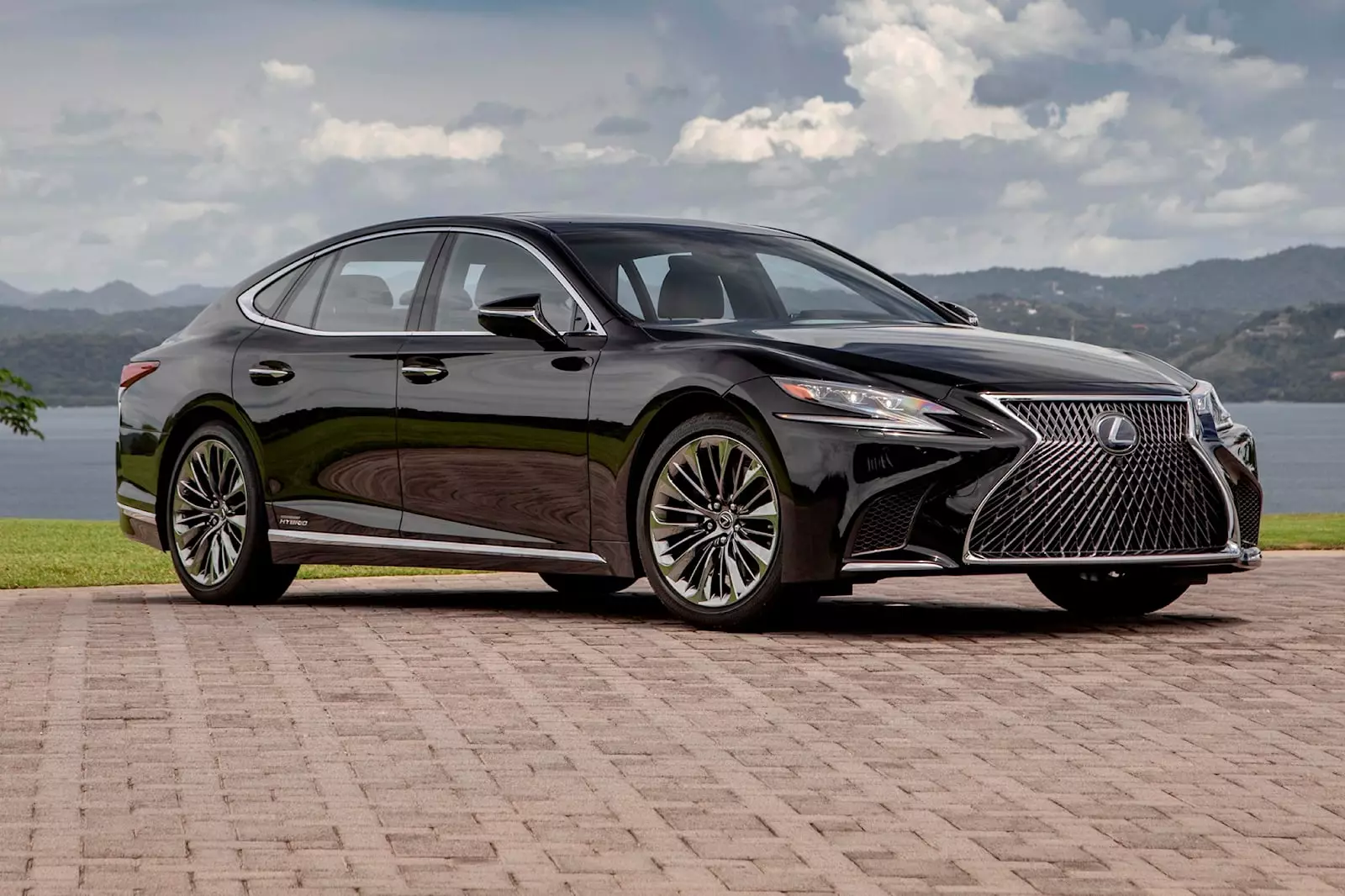 Lexus, LS Hybrid'in Fiyatını 21.000 Dolar Arttırdı