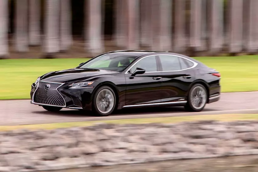 Ángulo frontal de conducción del Lexus LS Hybrid 2021-2022