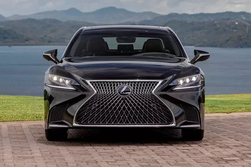 Visão frontal do Lexus LS híbrido 2021-2022