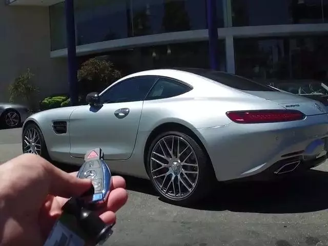 Ba chóir go mbeadh eagla ar Porsche ar an Mercedes-AMG GT S Ar Chúiseanna Soiléire 50526_1