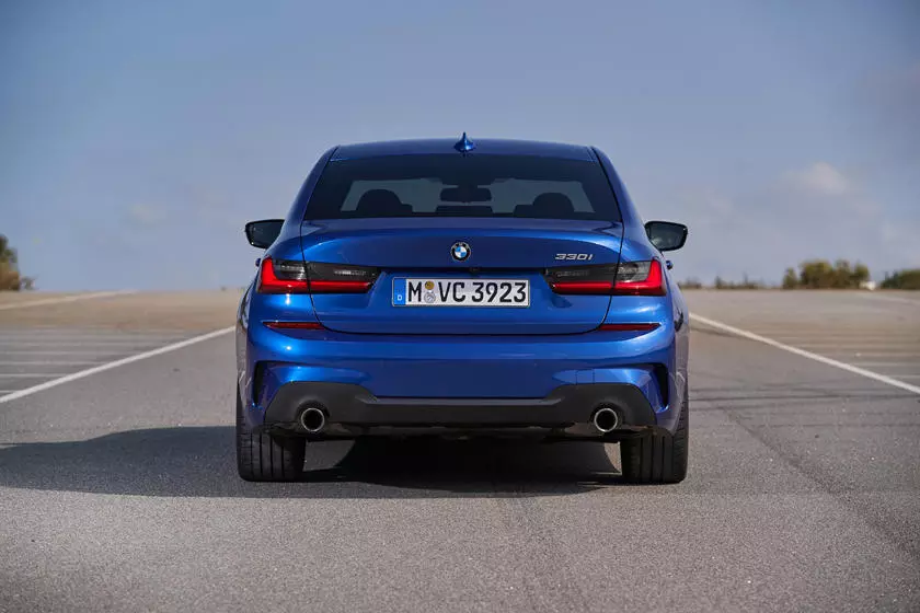 2019-2020 BMW 3 serijos sedanas galinis vaizdas