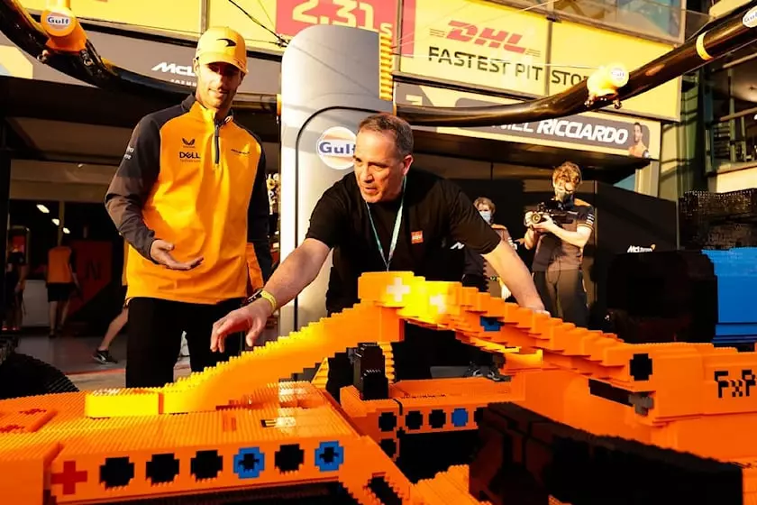 McLaren F1 នាំយករថយន្ត Lego F1 ទំហំ Life-Size ទៅឱ្យគ្រូពេទ្យអូស្ត្រាលី 506_3