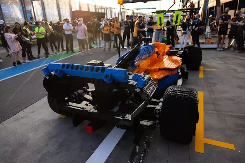 McLaren F1 aduce o mașină Lego F1 în mărime naturală la GP-ul Australiei 506_7