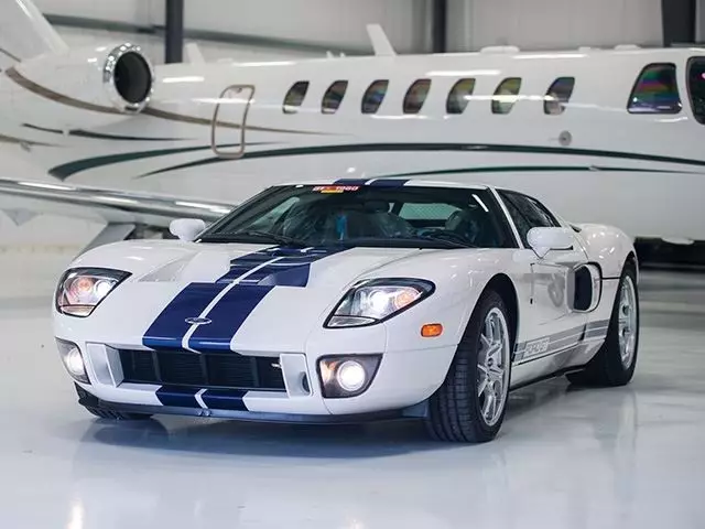 Hierdie ongerepte 2006 Ford GT is skaars bestuur 50759_1