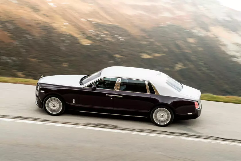 Rolls-Royce Phantom 2018-2021 года, выгляд збоку за рулём