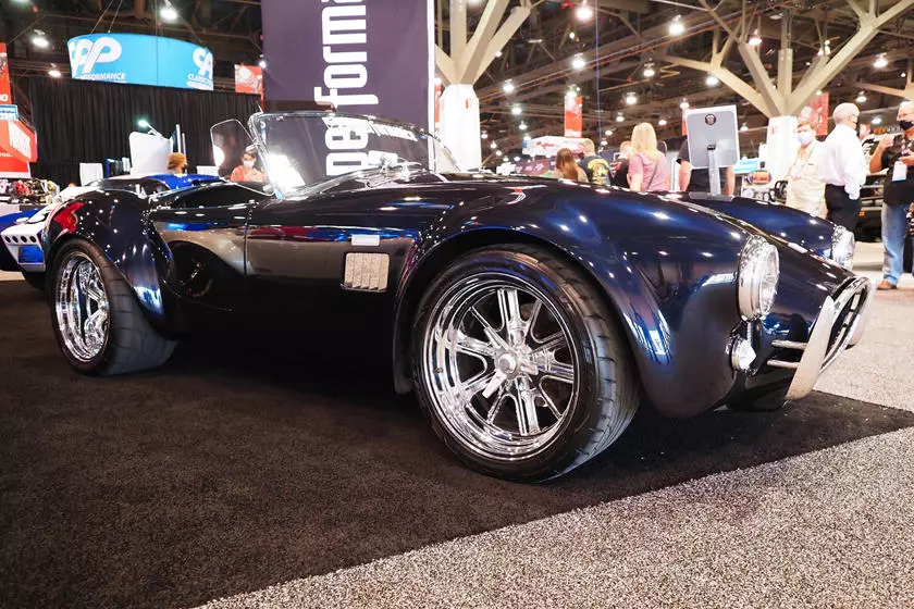 La kulan Shelby Cobra ee Korontada oo leh Waxqabadka Dilalka Gaadhiga 51296_2