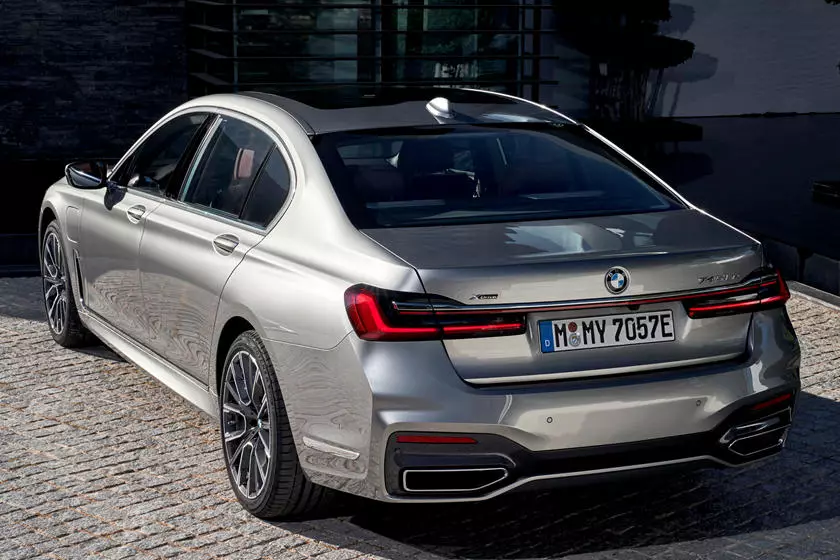2020 BMW 7-reeks hibriede agterhoekaansig