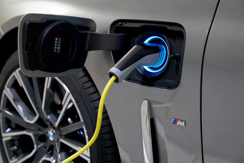 2020 BMW 7 श्रृंखला हाइब्रिड चार्ज पोर्ट