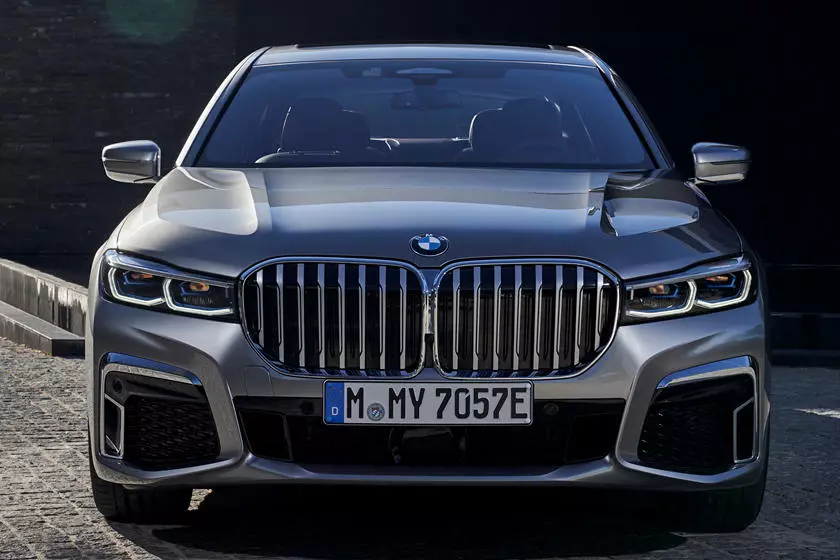 Hybridní pohled zepředu na BMW řady 7 2020