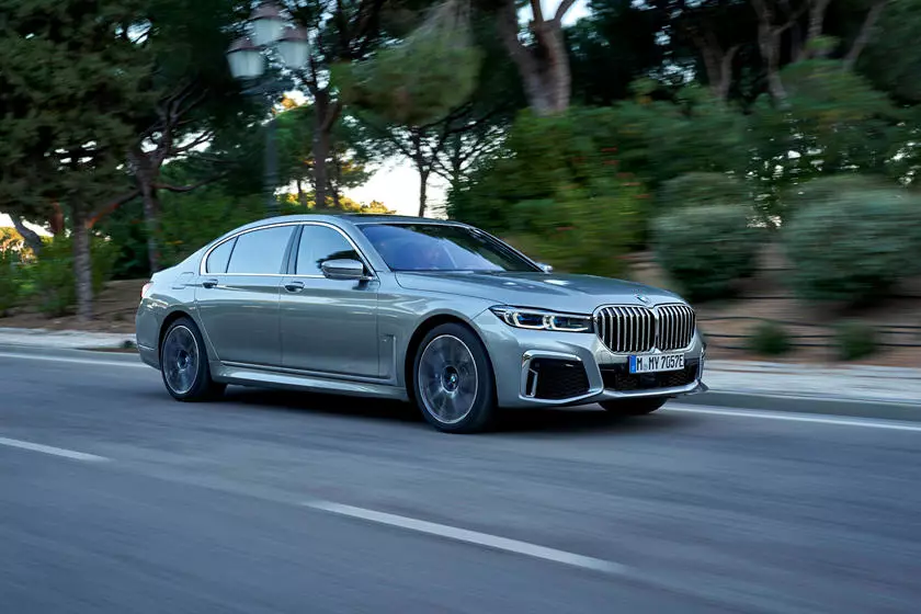 Hibridni pogled od spredaj BMW serije 7 2020. Vožnja