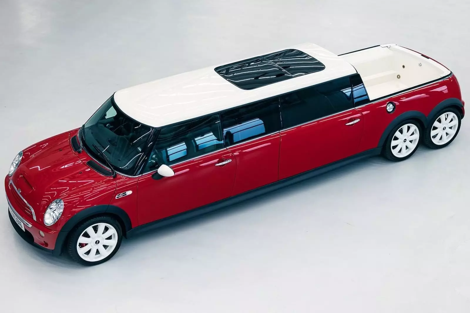 Mini ၏ 14-Foot Hot-Tub Limo သည် April Fools ၏ နောက်ပြောင်မှုမဟုတ်ပါ။