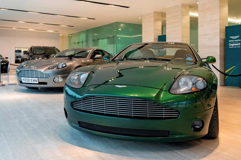 Aston Martin Celebrates V12 Vanquish Nrog Cov Ntaub Ntawv Ntiaj Teb Tshiab 51690_6