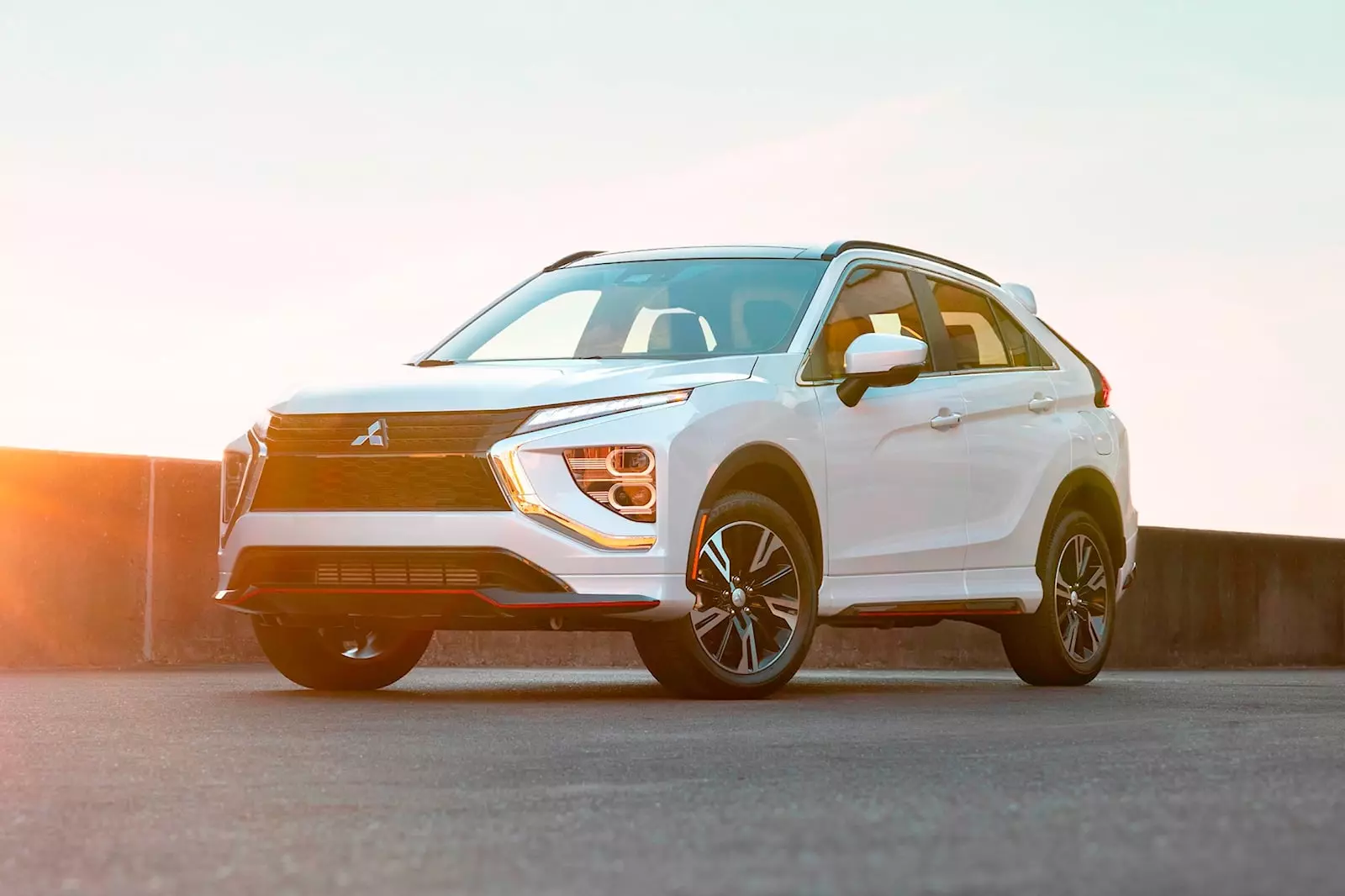 2023 Mitsubishi Eclipse Cross သည် စျေးနှုန်းနှင့် လုပ်ဆောင်ချက်အသစ်များကို ရရှိသည်။