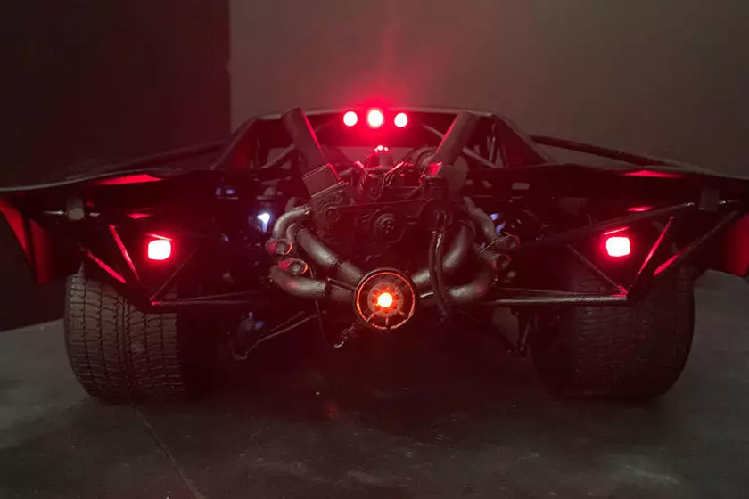 זהו המראה הטוב ביותר שלנו עד כה על Batmobile החדש 52007_4