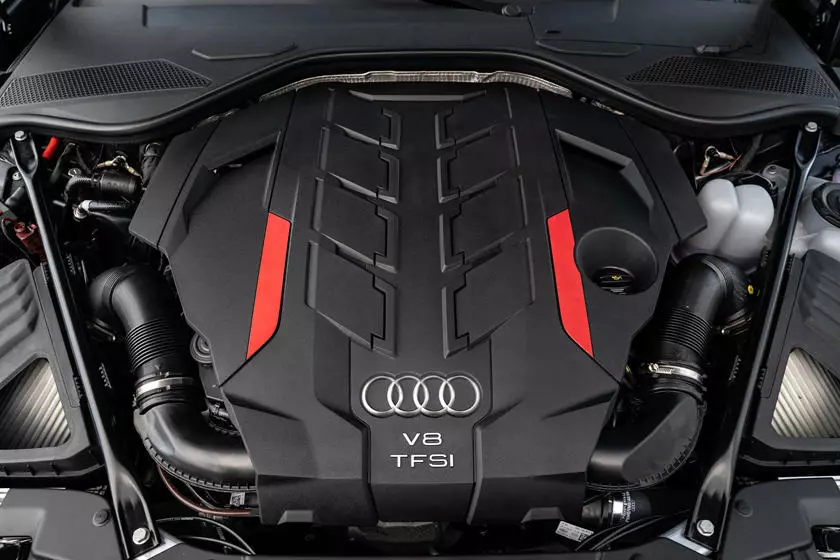 2020-2021 Audi S8 motortér