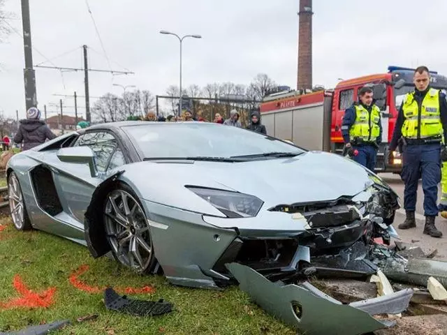 Prøv ikke at græde efter at have set denne manglede Aventador Roadster 52732_1