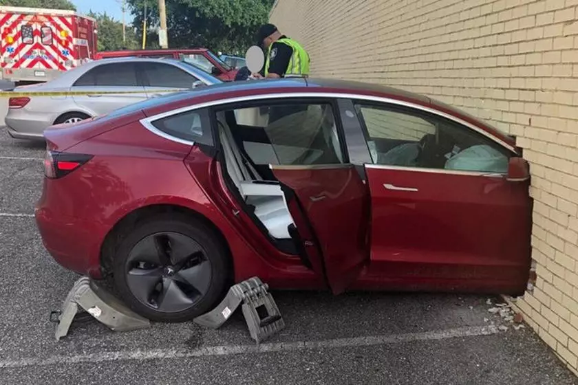 „Tesla Model 3“ vairuotojas atsitrenkia į plytų sieną 52881_1