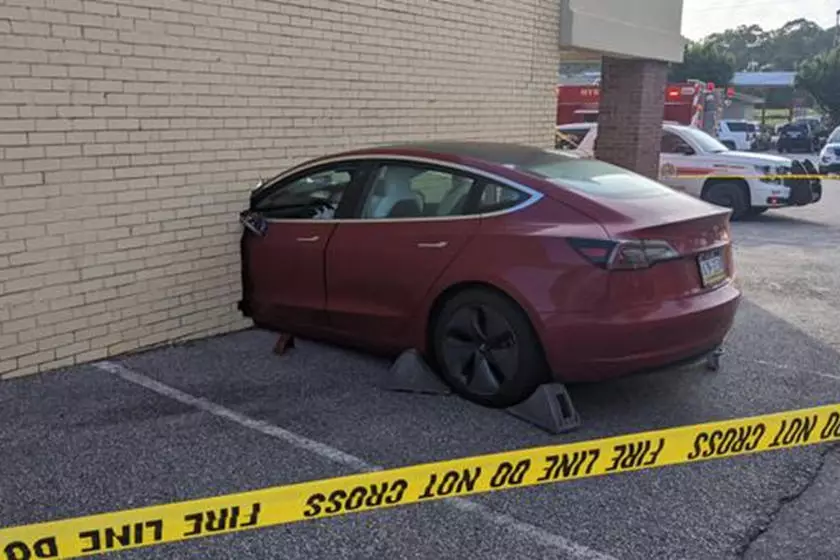 „Tesla Model 3“ vairuotojas atsitrenkia į plytų sieną 52881_2