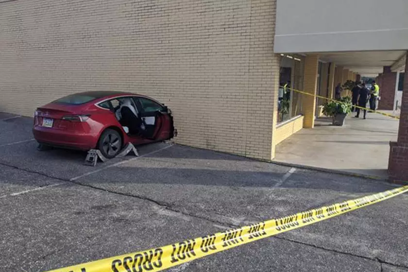 Tesla Model 3 Driver Slam menyang Tembok Bata 52881_3