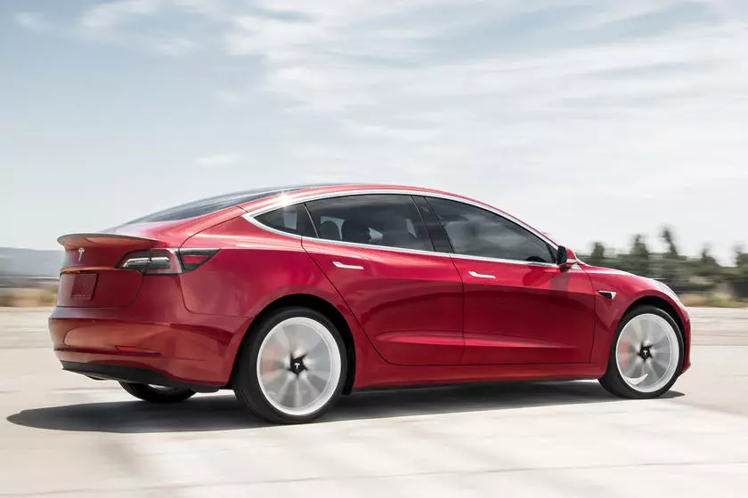 2017-2020 Tesla Model 3 kjøring fra siden