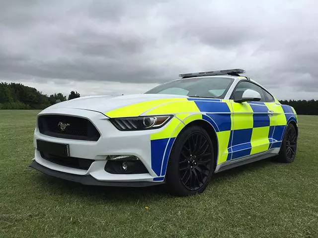 Ndo, Speed-Crazy Brits: Ford Mustang nwere ike bụrụ ụgbọ ala Cop kacha ọhụrụ nke UK 52918_1
