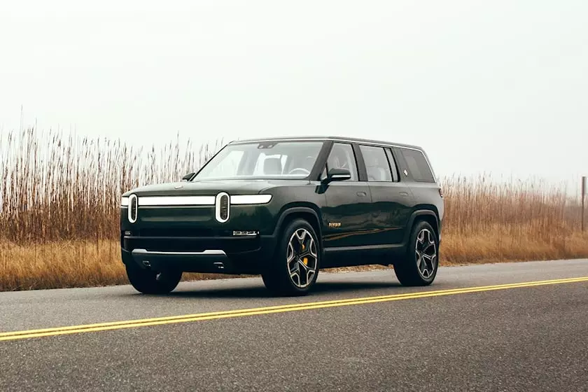 2022 Rivian R1S жол талғамайтын көлігі Алдыңғы бұрыштан көрініс