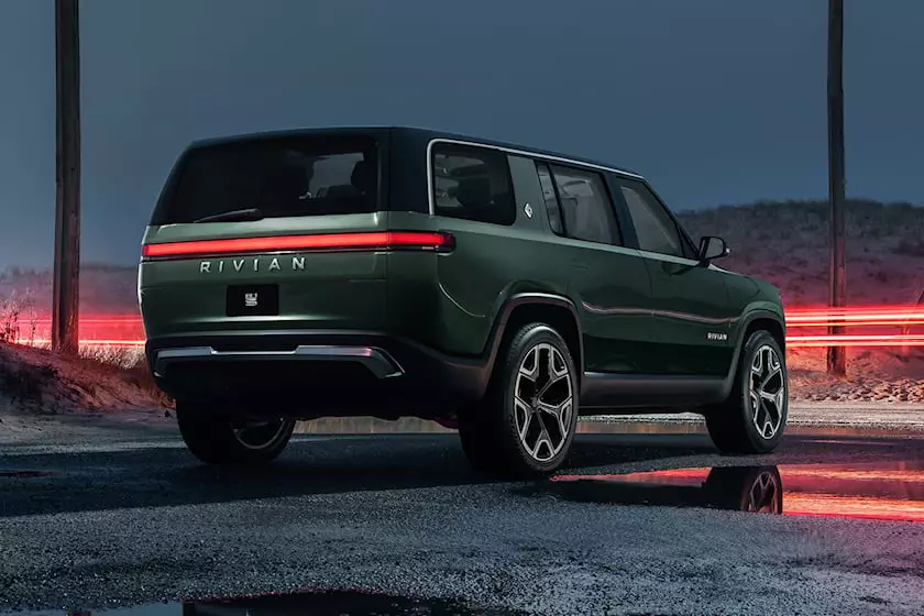 2022 Rivian R1S жол талғамайтын көлігі Артқы бұрыштан көрініс