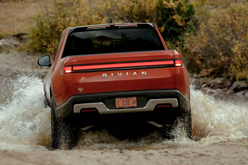 2022 Rivian R1T жүк көлігі Артқы көріністі жүргізу