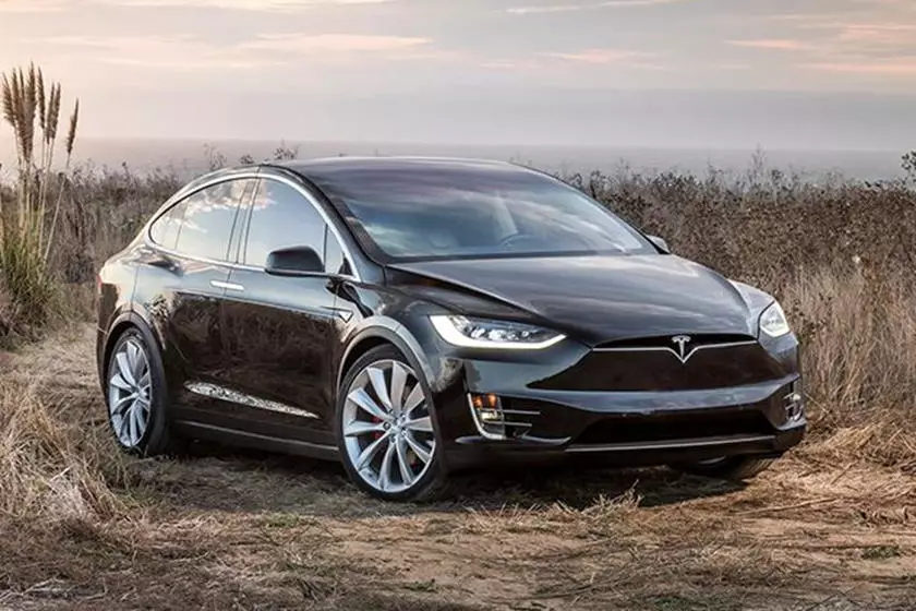 Чӣ тавр Tesla Model X ҳангоми бузургтарин девонаи SUV фурӯхта намешавад?