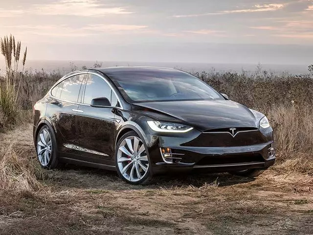 Olee otú Tesla Model X na-ada na-ere n'oge kasị SUV Craze? 536_1