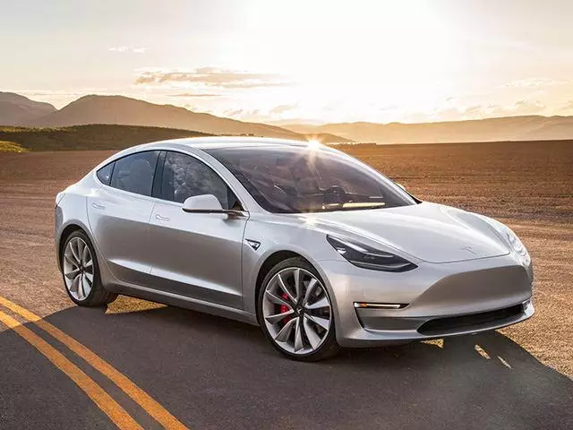 Prvi Tesla Model 3 bo na voljo le z dvema možnostma in nič možnostmi 537_1
