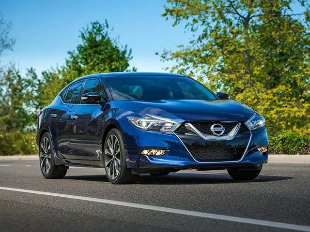 A vadonatúj Nissan Maxima bolyhos dizájnja a teljesítmény és a szórakozás érdekében 53851_4