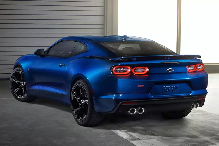 Góc nhìn từ phía sau của Chevrolet Camaro Coupe 2019-2021