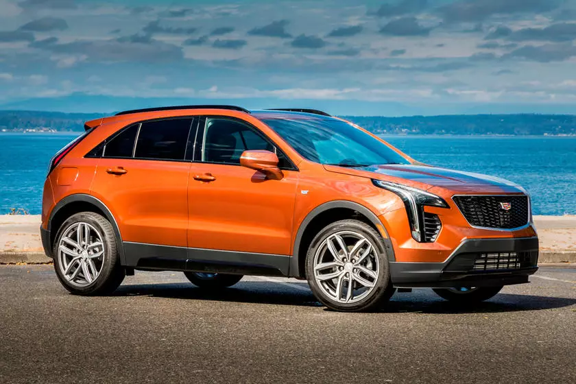 2019-2020 Cadillac XT4 Ön Üç Çeyrek Sağ Yan Görünüm