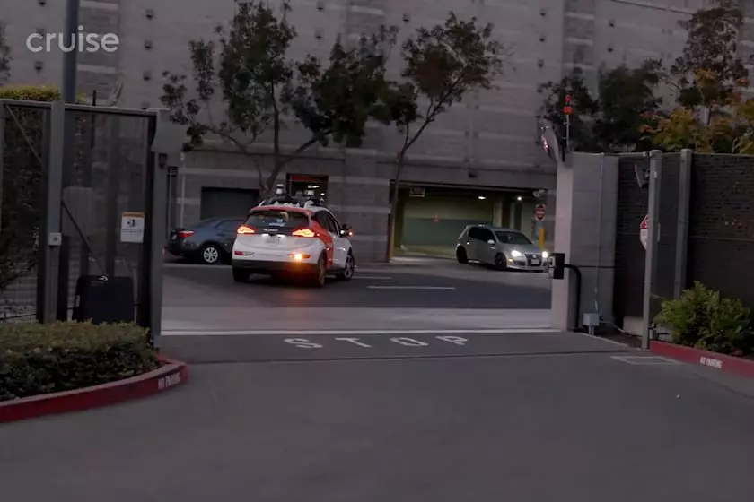 Cruise Robotaxi bježi od policije u smiješnom videu 53_12