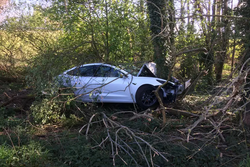 Motorista do Tesla Model 3 acha que piloto automático poderia ter evitado seu acidente desagradável 54137_2