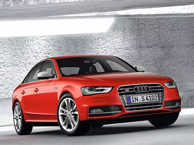 නව Audi S4 යනු විශ්මයජනක මෝටර් රථයකි, නමුත් පෙර පරම්පරාව වඩා හොඳ මිලදී ගැනීමක්ද? 54198_1