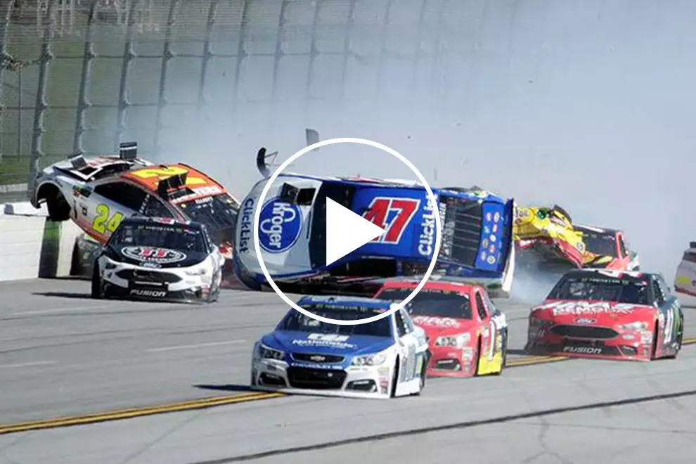 La cursa NASCAR esclata en un munt de 18 cotxes boig a Talladega