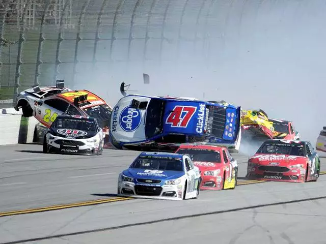 NASCAR lenktynės Talladegoje išsiveržė į beprotišką 18 automobilių krūvą 541_1