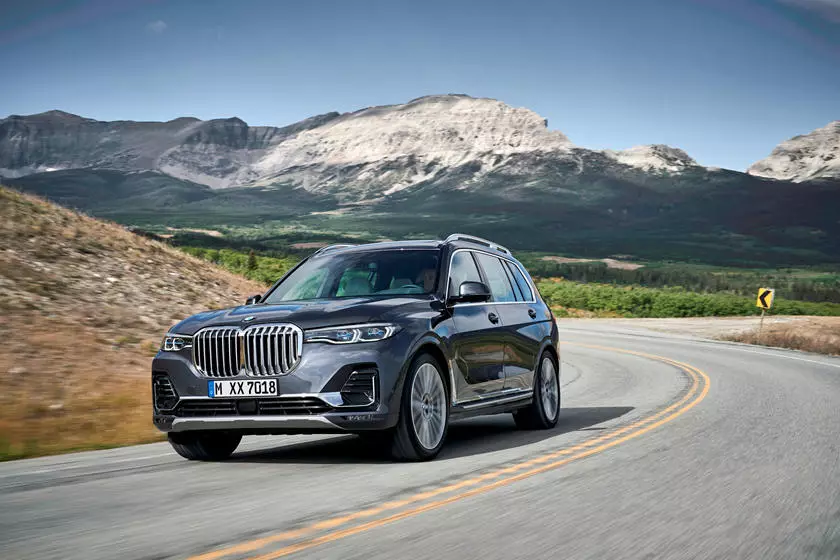 2019-2020 BMW X7 pogled sprijeda za vožnju