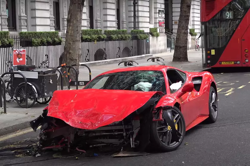 Mangled Ferrari 488 GTB Ebibiri ka ọ banye ụgbọ ala London 54667_2