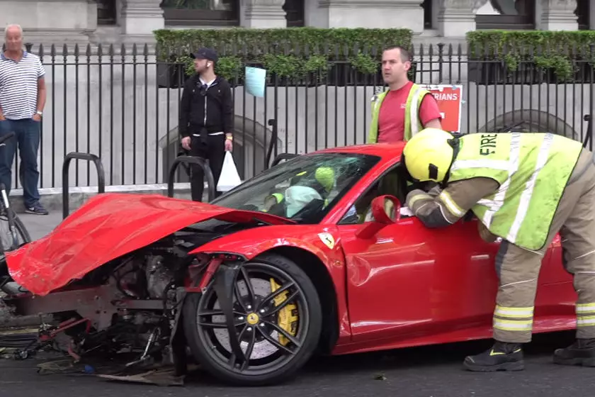 An Lallasa Mangled Ferrari 488 GTB Bayan Tashi Cikin Motar Bus A London 54667_3