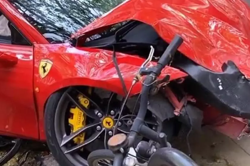 Mangled Ferrari 488 GTB Ebibiri ka ọ banye ụgbọ ala London 54667_8